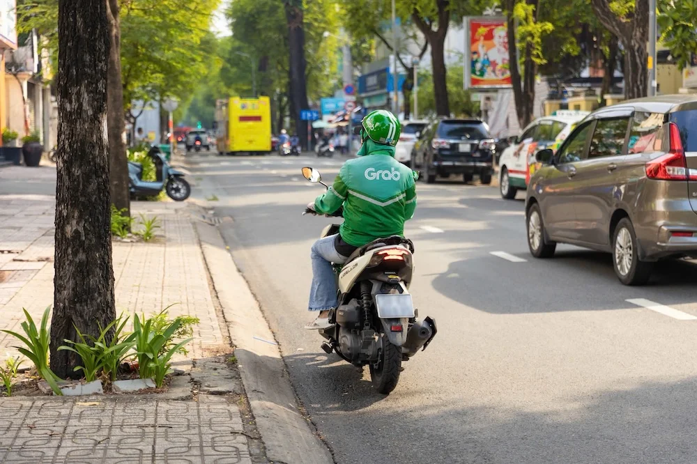 Grab vs Taxi at Tan Son Nhat Airport: Saigon Truth 2024 | Vietnam Tourism